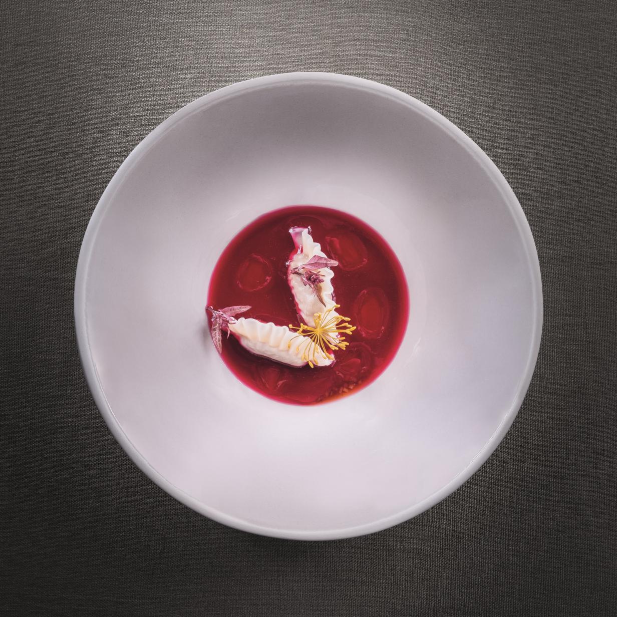 Ochsenschwanz-Gyoza mit Randensud nach Andreas Caminada