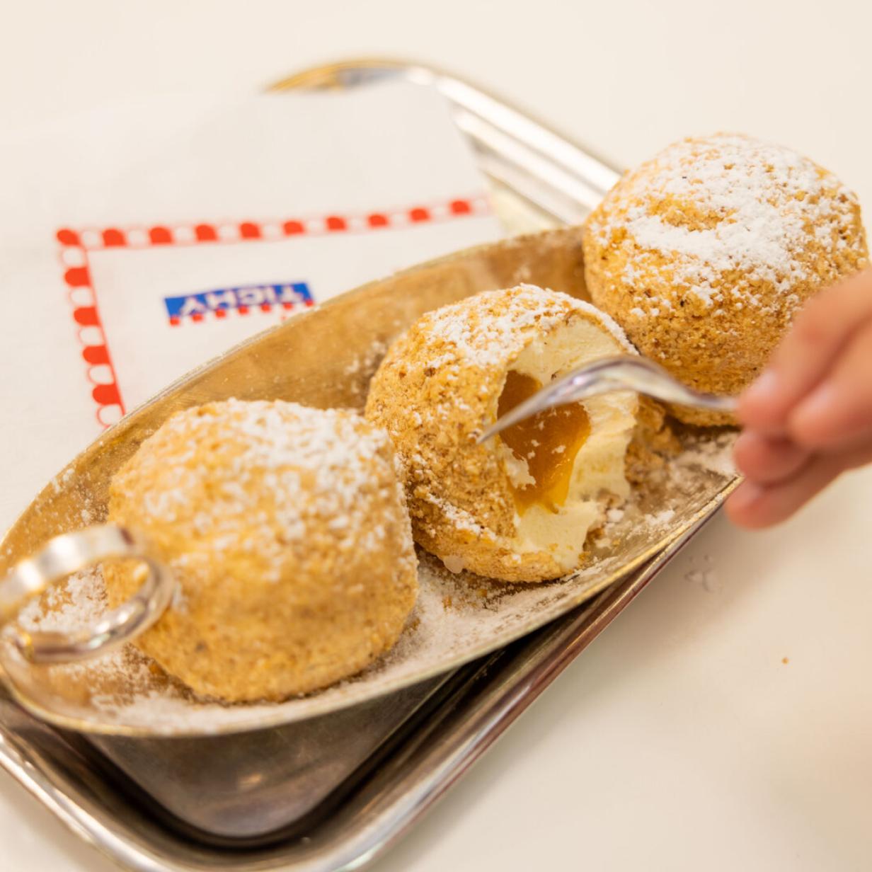 So entstehen Tichys legendäre Eismarillenknödel in Wien-Favoriten