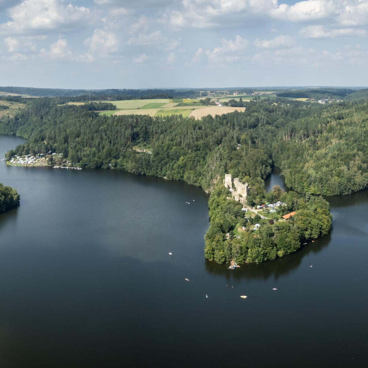 In der Natur baden: Eintauchen im Dobra Stausee