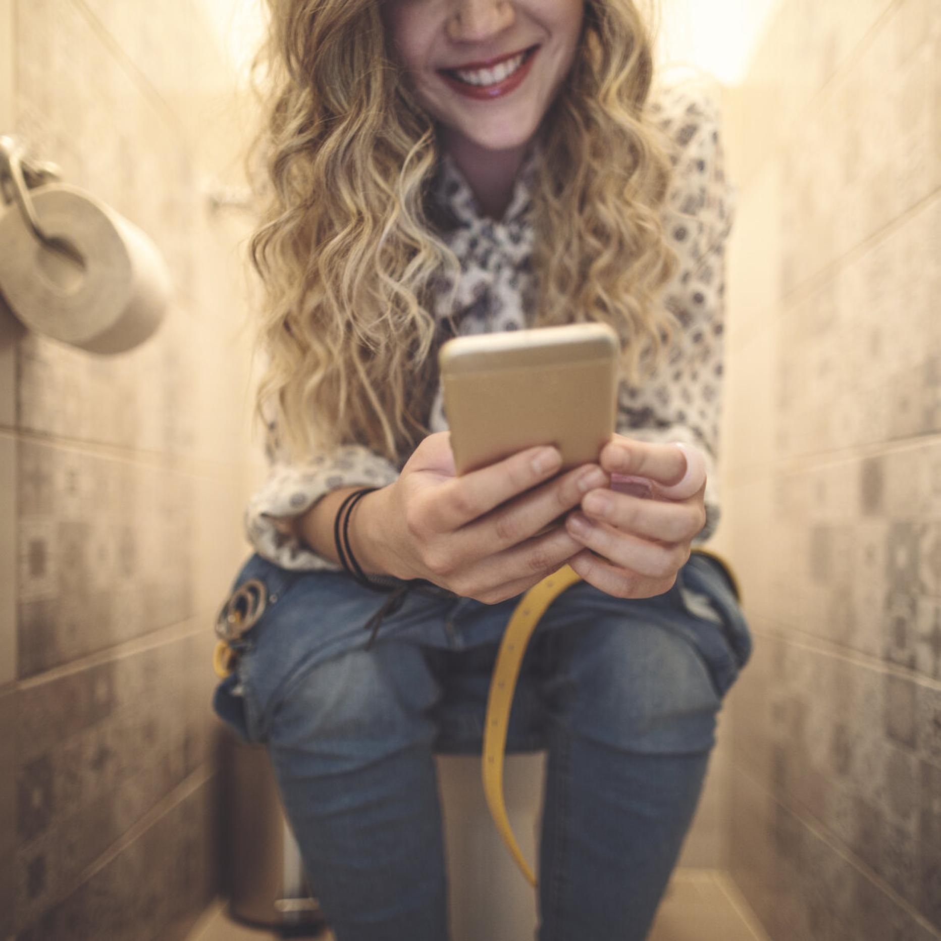 Scrollen am Klo: Warum wir immer öfter mit dem Handy auf der Toilette sind